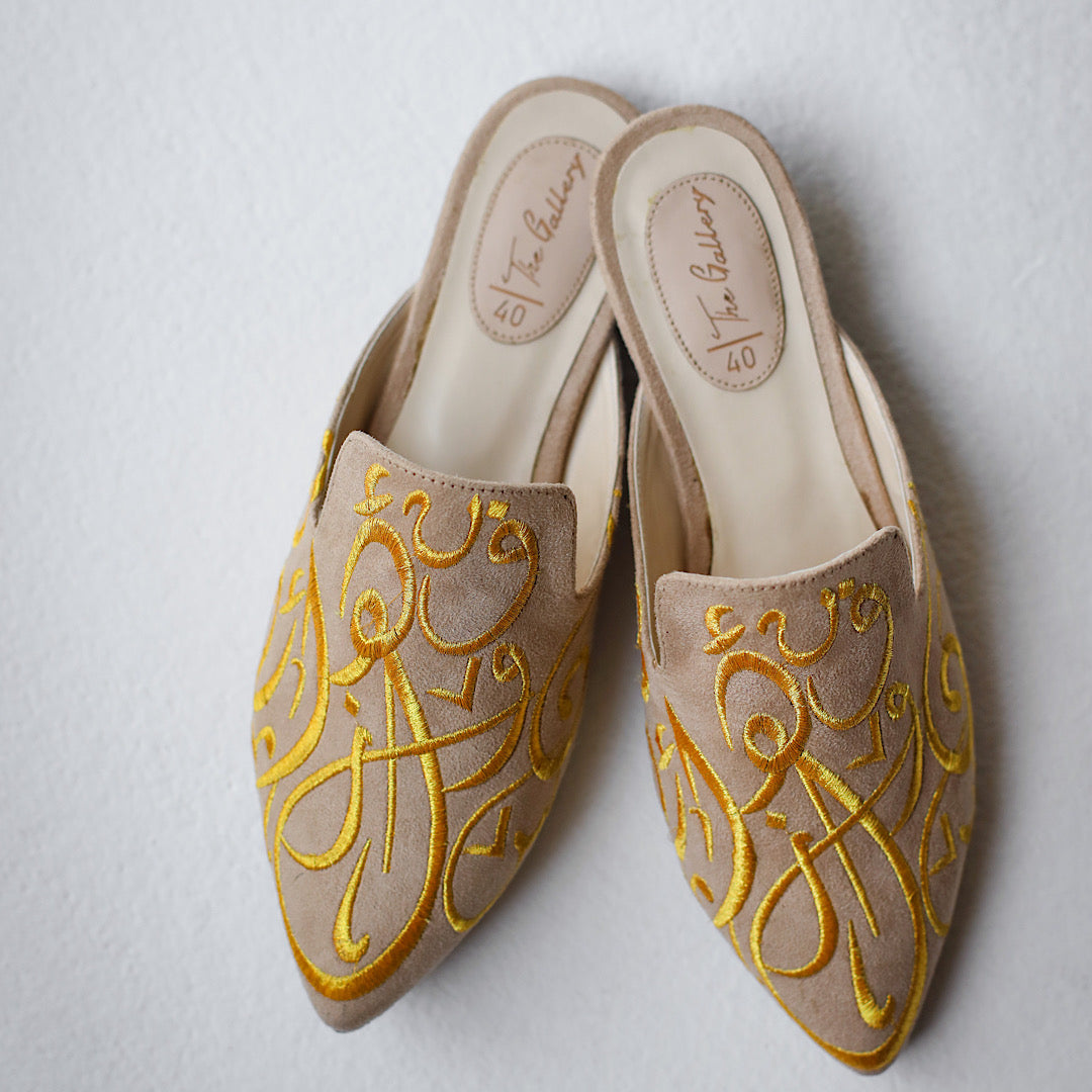 Beige embroidered pointed toe slippers – The Gallery